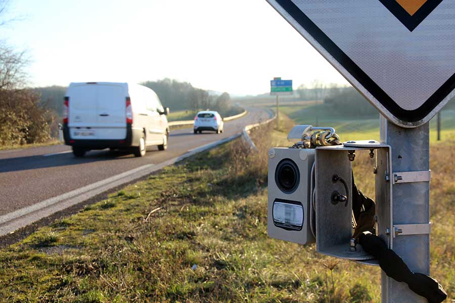 Attention ! Les radars miniatures envahissent nos routes pour ...